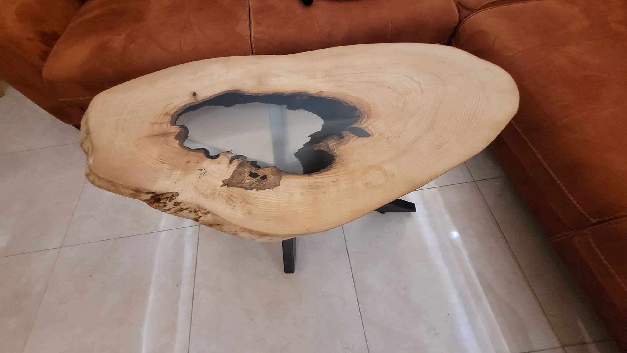 Klub sto Jasen Epoxy – Namestaj Od Punog Drveta, Stolovi i Komode